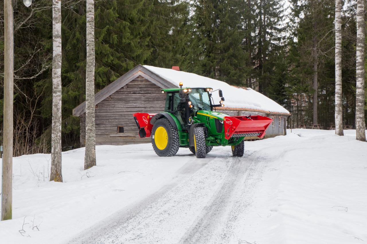 Self loading sandspreader